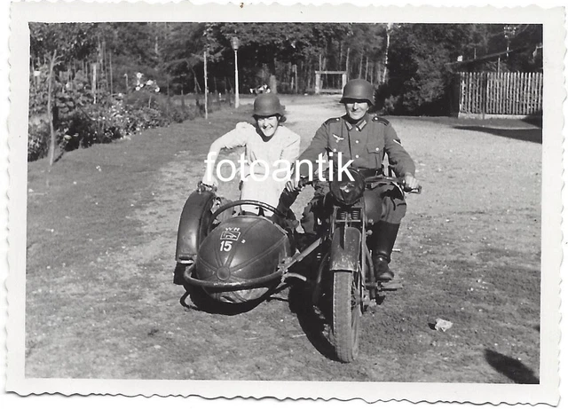 FOTO 2 WK Frankreich hübsches Mädchen mit Stahlhelm in Beiwagen Krad ...