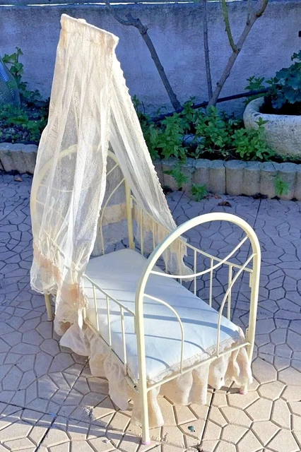 ANCIEN LIT DE POUPÉE en fer forgé, literie en tulle et dentelles EUR 35,00 - PicClick FR