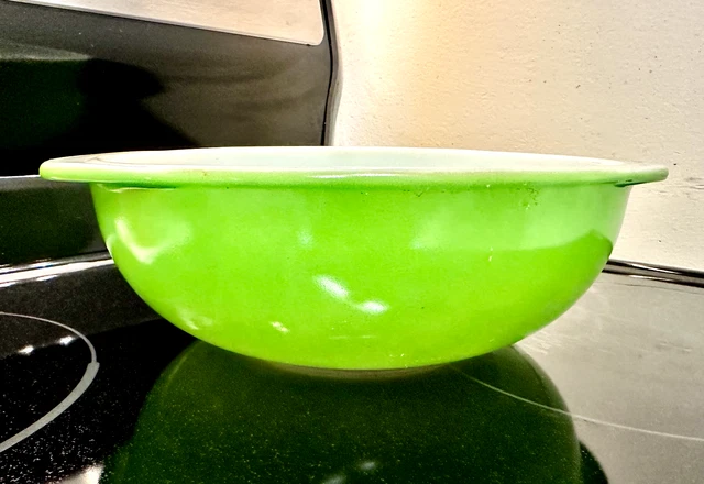 VINTAGE PYREX KELLY Lime Green 024 Round Casserole 2 Qt No Lid EUC $24. ...