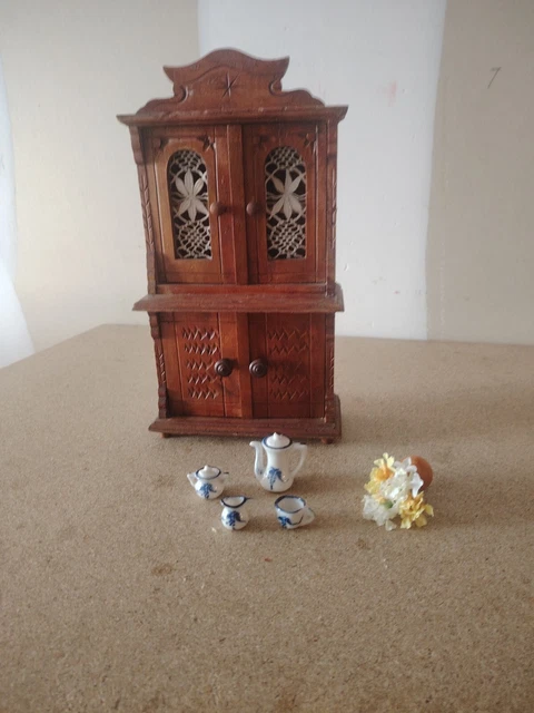 ANCIENNE BELLE ARMOIRE POUPÉES avec DÎNETTE en PORCELAINE ..... EUR 15,90 - PicClick FR