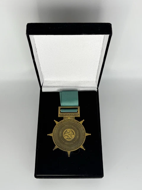 THE WIZARDING TRUNK Harry Potter Dumbledore Order of Merlin Medal £51. ...