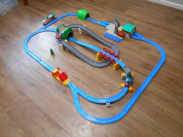 TOMY TRACKMASTER THOMAS the tank engine train set battery trains £35.00 ...