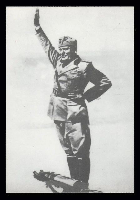 IL DUCE: BENITO Mussolini in divisa della Milizia saluta romanamente ...