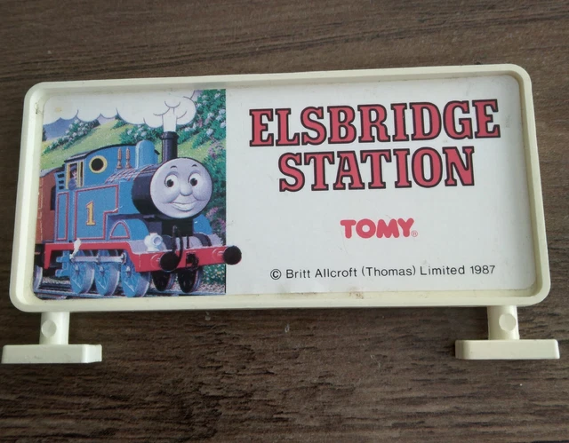 TOMY TRACKMASTER THOMAS Tank Engine Elsbridge Platform Sign 1987 & TOMY ...