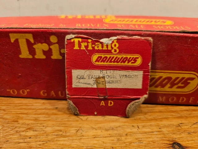 VINTAGE TRIANG RAILWAYS R117 Oil Tank Bogie Wagon In Original Box £15. ...