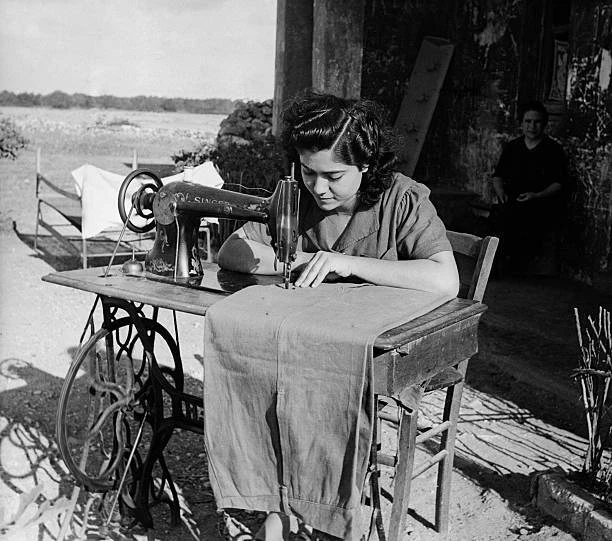 YOUNG ITALIAN WOMAN Sewing With A Singer-Sewing Machine 1942 Old Photo ...