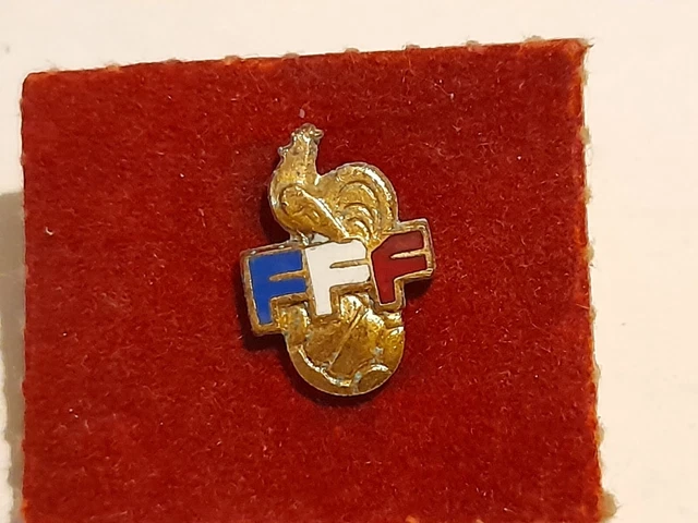 LOT D'INSIGNES PINS boutonnières émaillées , FFF, Foot ... EUR 35,00 ...