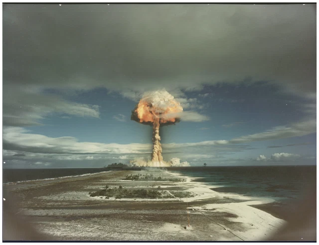 ESSAI NUCLÉAIRE FRANÇAIS à Mururoa 1970, explosion atomique vintage ...