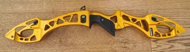 ARCHERY. HOYT FORMULA X 25" riser right handed recurve gold with box, 2 ...