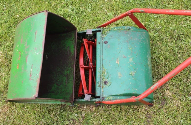 VINTAGE QUALCAST SUPER Panther push mower and grass box 12in £22.00 ...