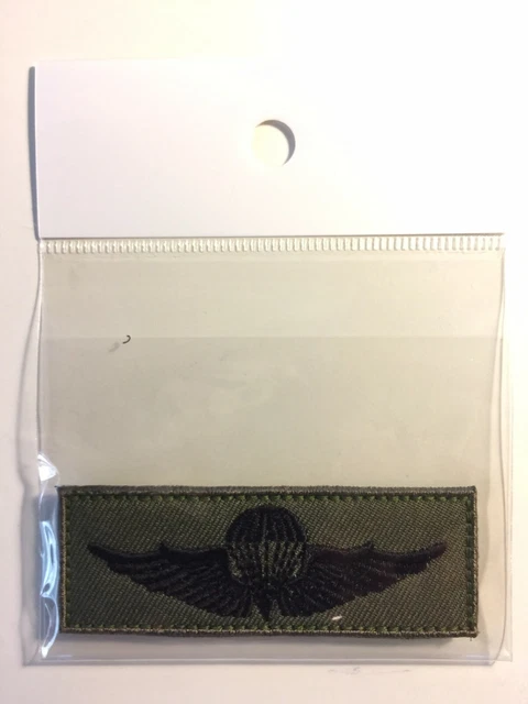 BLACK PARACHUTIST BADGE Od Green Background Japan Jsdf Jgsdf Hook And ...