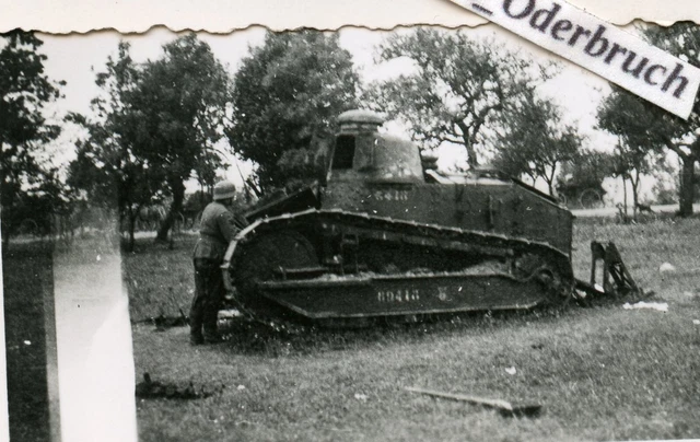 A21 FOTOS WH Westfront Soldaten durchsuchen franz. Beute Panzer Tank ...