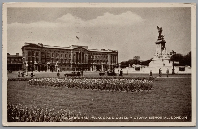 BUCKINGHAM PALACE & Queen Victoria Memorial London England Postcard Posted 1954 EUR 7,14 ...