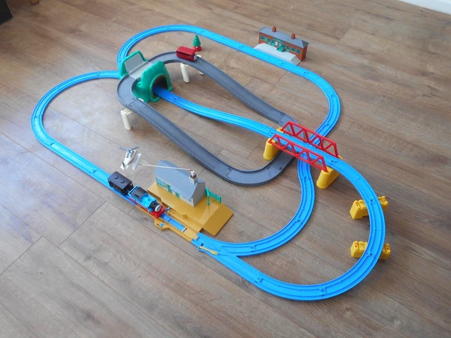 TOMY TRACKMASTER THOMAS the tank engine train set battery thomas ...