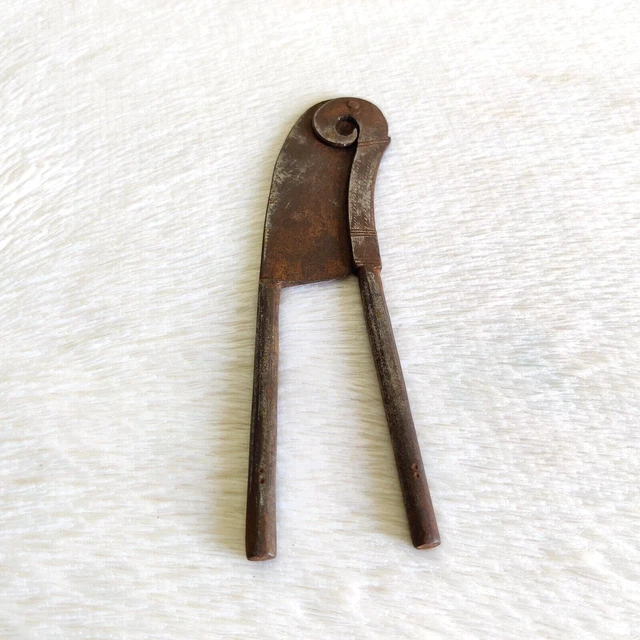 1930S VINTAGE PRIMITIVE Handmade Parrot Face Shape Iron Betel Nut ...