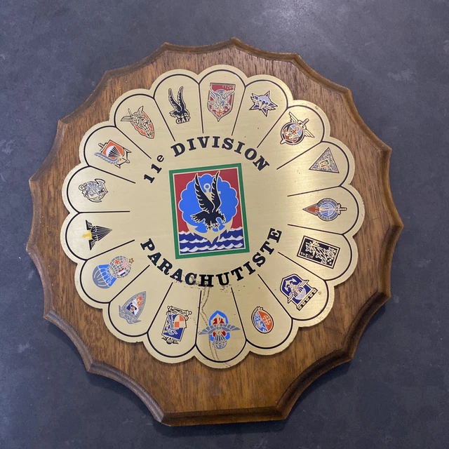 PLAQUE COMMÉMORATIVE SUR Bois 11 Eme Division Parachutiste. Insignes ...