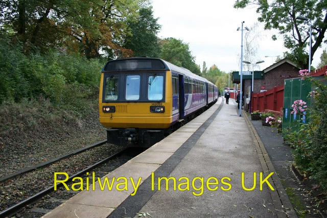 RAILWAY PHOTO CLASS 142 DMU - Rose Hill Station c2012 £2.00 - PicClick UK