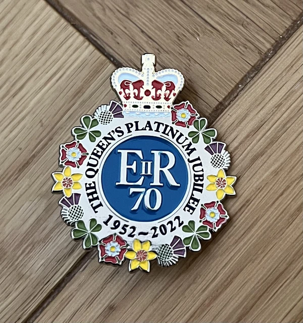 NEW ***2022 QUEEN Platinum Jubilee Memorabilia Lapel Pin Brooch ER II ...