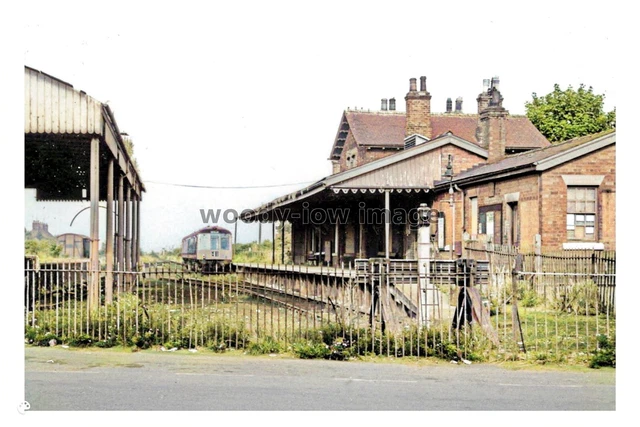 PTC7444 - YORKS - Early Barton-on-Humber Railway Station, with a DMU ...