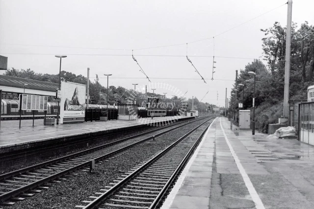 PHOTO BR BRITISH Railways Station Scene - EALING BROADWAY 1996 2 £1.99 ...
