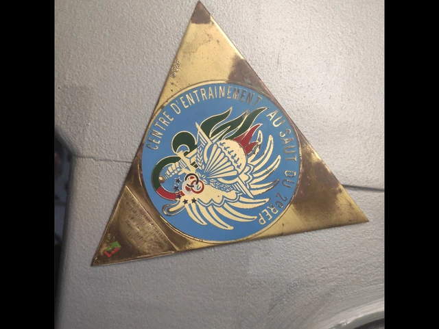 ANCIENNE PLAQUE MILITAIRES bronze insignes 2eme rep EUR 50,00 - PicClick FR