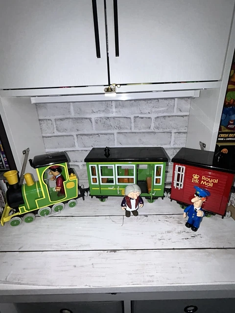 POSTMAN PAT GREENDALE Rocket Motorised Train, With Sounds and Figures £ ...