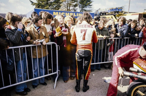 BARRY SHEENE SIGNS autographs for the waiting fans Motorcycle 1977 Old ...