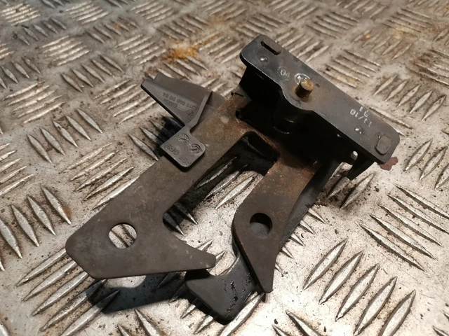 MERCEDES-BENZ W212 E 250 CDI Poignée Ouverture Capot 2128800064 EUR 22 ...