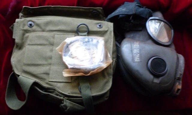 GENUINE US ARMY M17 Gas Mask Vietnam War Era with Webbing Carry Bag ...