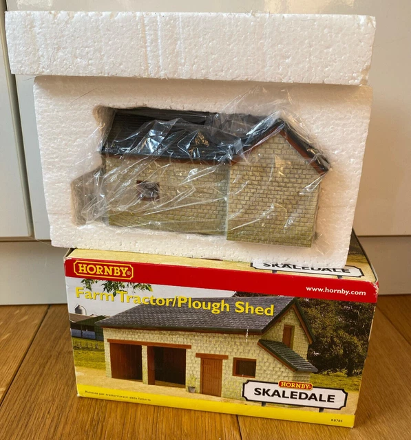 HORNBY SKALEDALE R8785 Farm Tractor / Plough Shed - 1.76 OO Gauge £37. ...