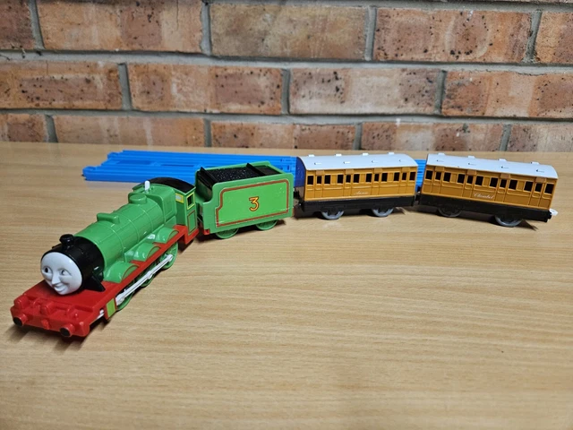 TOMY TRACKMASTER THOMAS And Friends Train Henry With Coaches Motorised ...