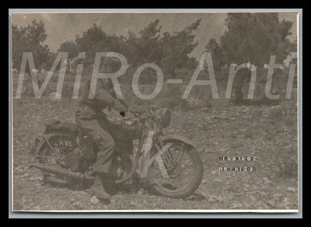FOTO WK2 FALLSCH.JÄG. H.Kalischewsky, Jäger mit Motorrad auf Kreta ...