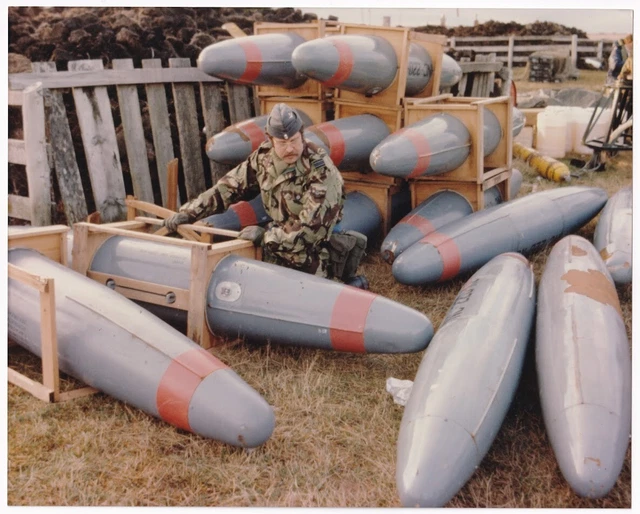 FALKLANDS WAR JUNE 1982 Goose Green Napalm Bombs Original Press ...