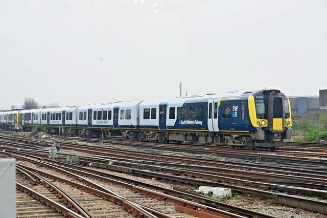 CLASS 450 NO 450012 in south western at clapham jn £1.00 - PicClick UK