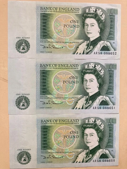 ONE POUND NOTES. Isaac Newton design. Three consecutive serial numbers ...