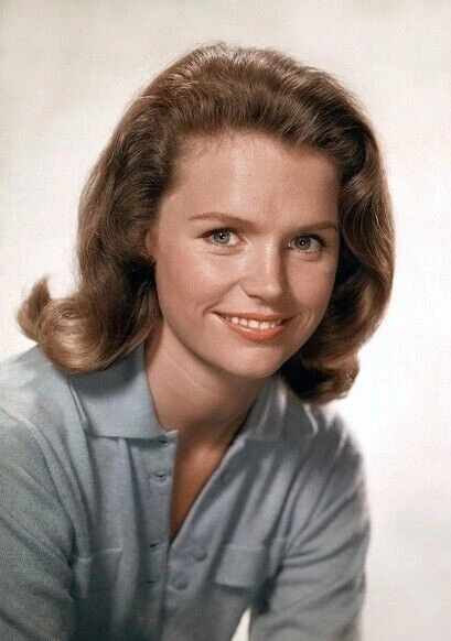 LEE REMICK UNSIGNED 6" x 4" Photo - Beautiful American actress and ...