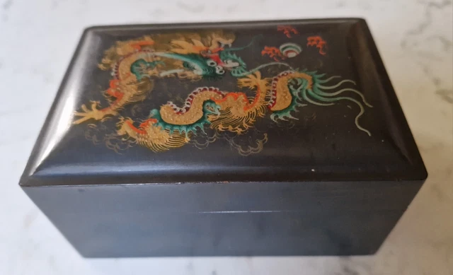 ANCIEN PETIT COFFRET boîte en bois noir- couvercle décoré de dragons- Chine Asie EUR 19,00 ...
