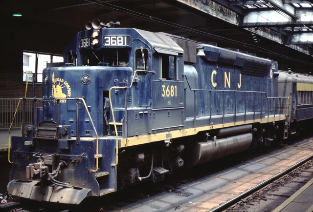 CNJ CENTRAL RAILROAD of New Jersey EMD GP40P Kodachrome original Kodak ...