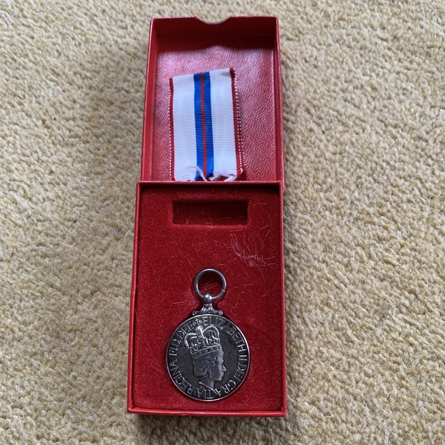 1977 OFFICIAL QUEEN Elizabeth Ii Silver Jubilee Medal 1952-1977 ...
