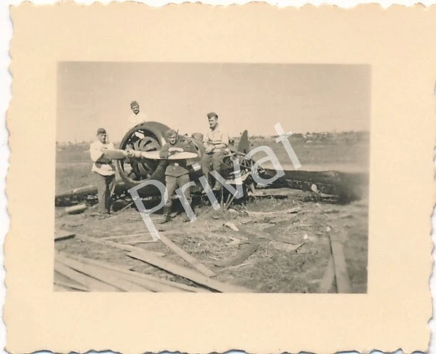 FOTO WK II Wehrmacht Soldaten Flugzeug russischer Jäger Beute Ukraine ...