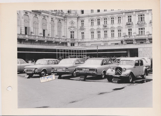 FOTO VECCHIA AUTO d'epoca Praga 1972 strada auto parcheggio cartello ...