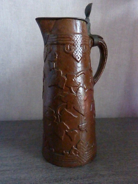 ANCIEN PICHET ,CHOPE en terre cuite a décors de vigne,couvercle en ...