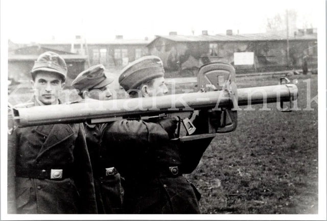 B868 FOTO WEHRMACHT Archiv Repro Luftwaffe Soldat Panzerschreck ...