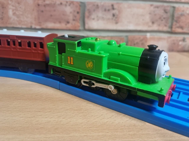 OLIVER THOMAS THE tank engine tomy trackmaster train With Coaches ...