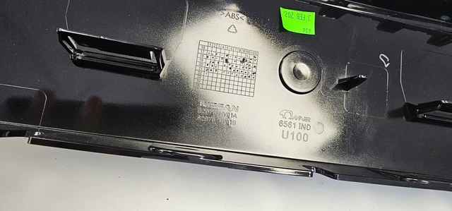 GENUINE NEW NISSAN Qashqai Front Bumper Number Plate Trim J11 2017-20 ...
