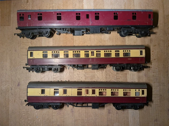 TRIANG GROUP OF 3 Br Mk1 Crimson And Cream And Maroon Coaches £15.00 ...