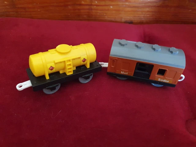 TOMY TRACKMASTER THOMAS - Oil Tanker and Sodor Mail Truck - Rolling ...