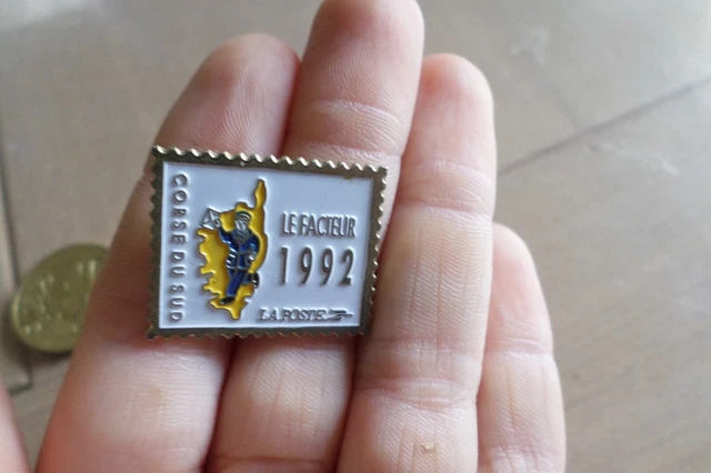 PIN S BROCHE badge LE FACTEUR DE LA CORSE DU SUD la poste timbre ile corsica EUR 9,90 - PicClick FR