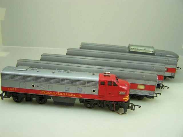 TRIANG OO GAUGE Trans Australia R55 diesel locomotive with four ...