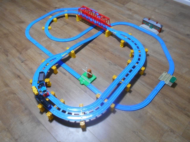 TOMY TRACKMASTER THOMAS The Tank Engine train set double track raised ...